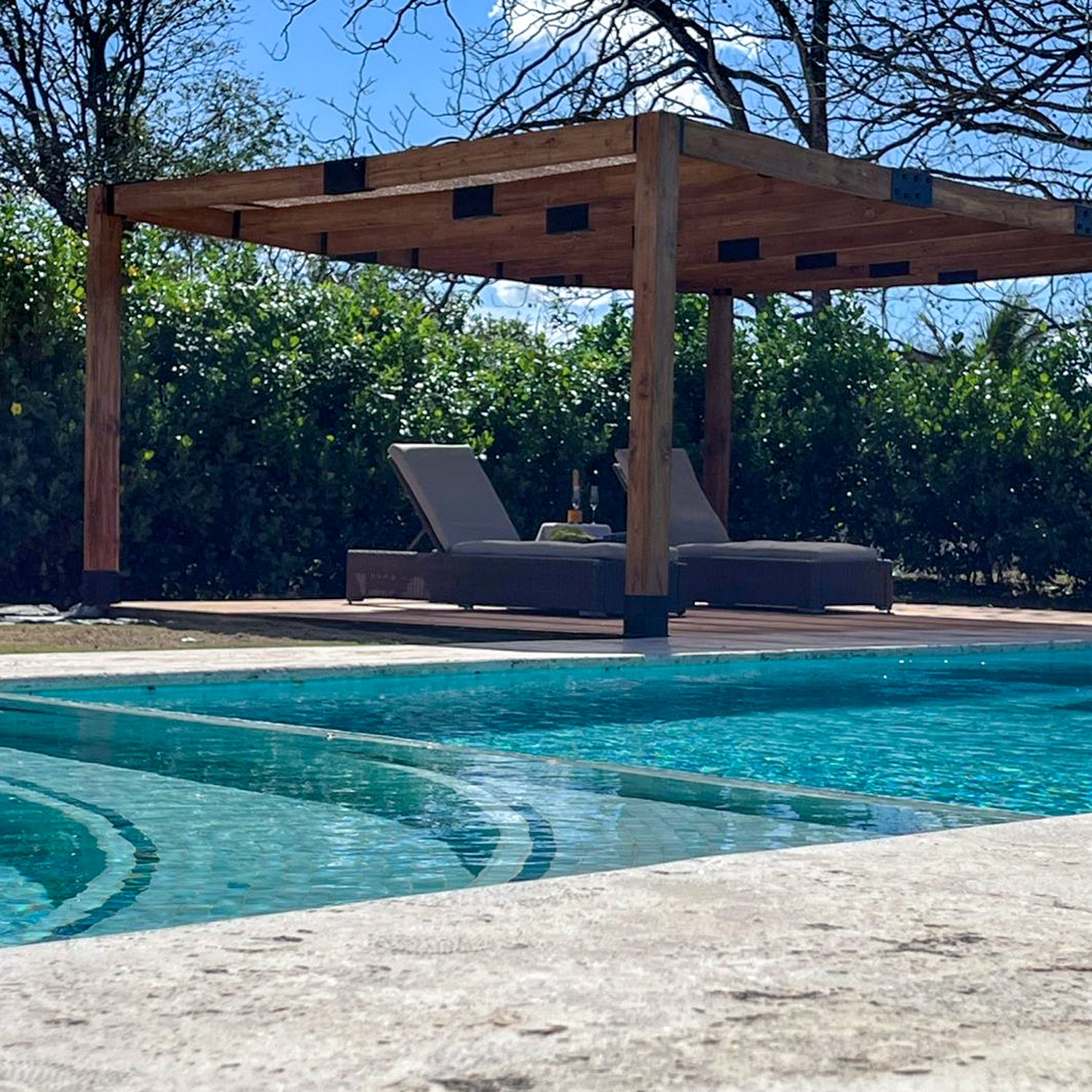 8' X 8' SUNRISE TEAK PERGOLA IN 5" x 5" POSTS AND 5" LEDGERS AND RAFTE ...