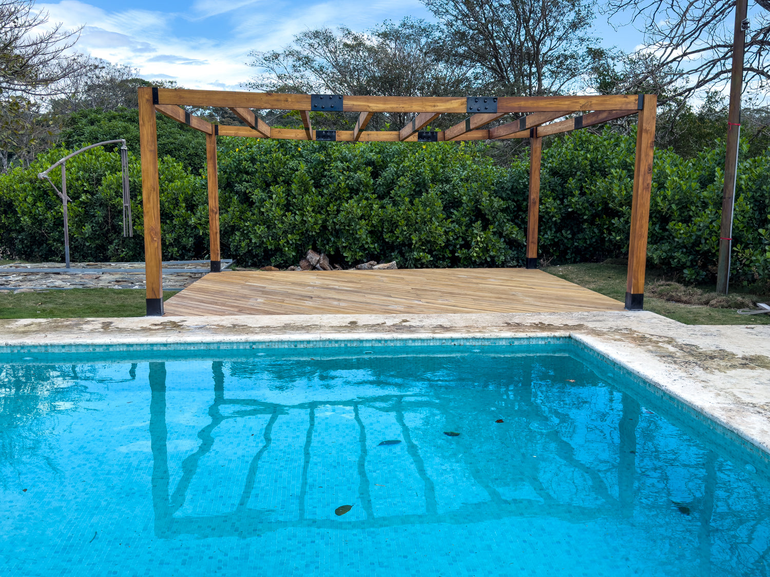 8' X 8' SUNRISE TEAK PERGOLA IN 5" x 5" POSTS AND 5" LEDGERS AND RAFTE ...
